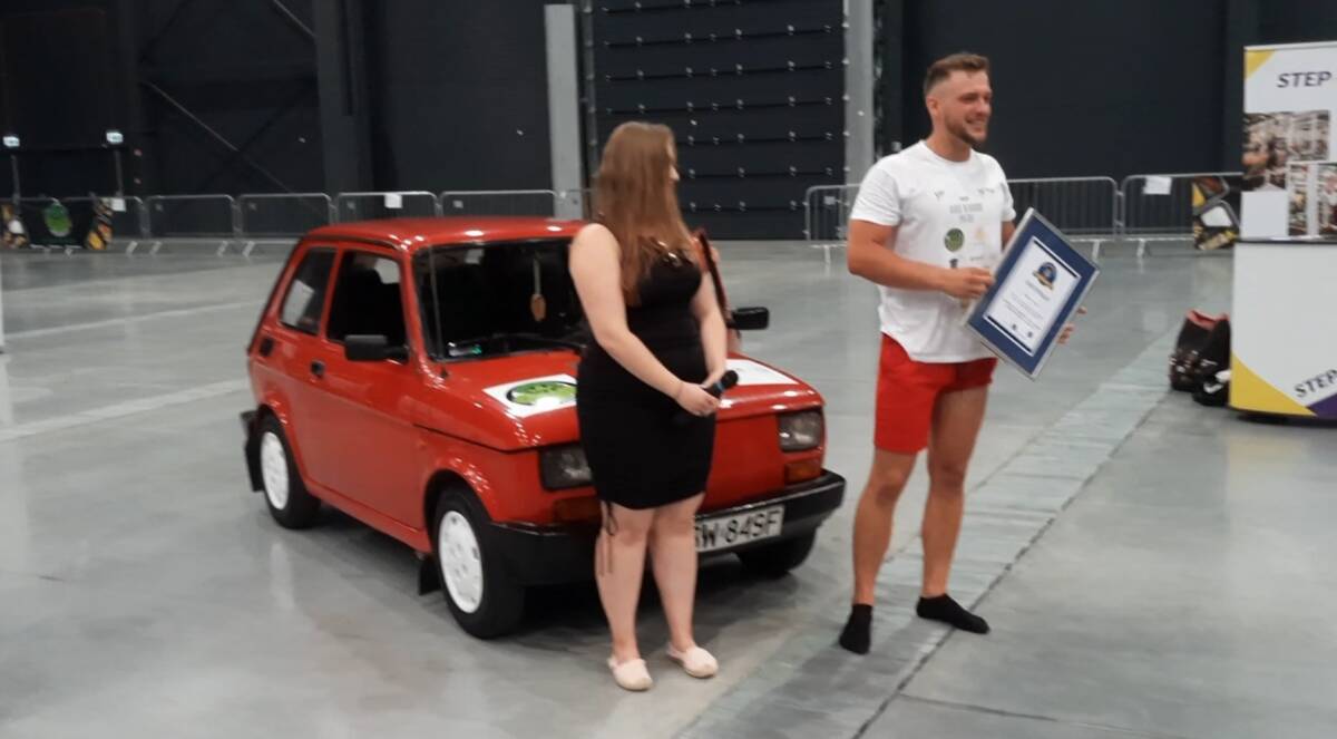 Mateusz Woźny przeszedł kilometr na rękach, ciągnąc przy tym malucha ...